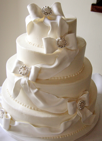 Bridal Dream Hawaii - Wedding Blog: Elegant White Ribbon Cake