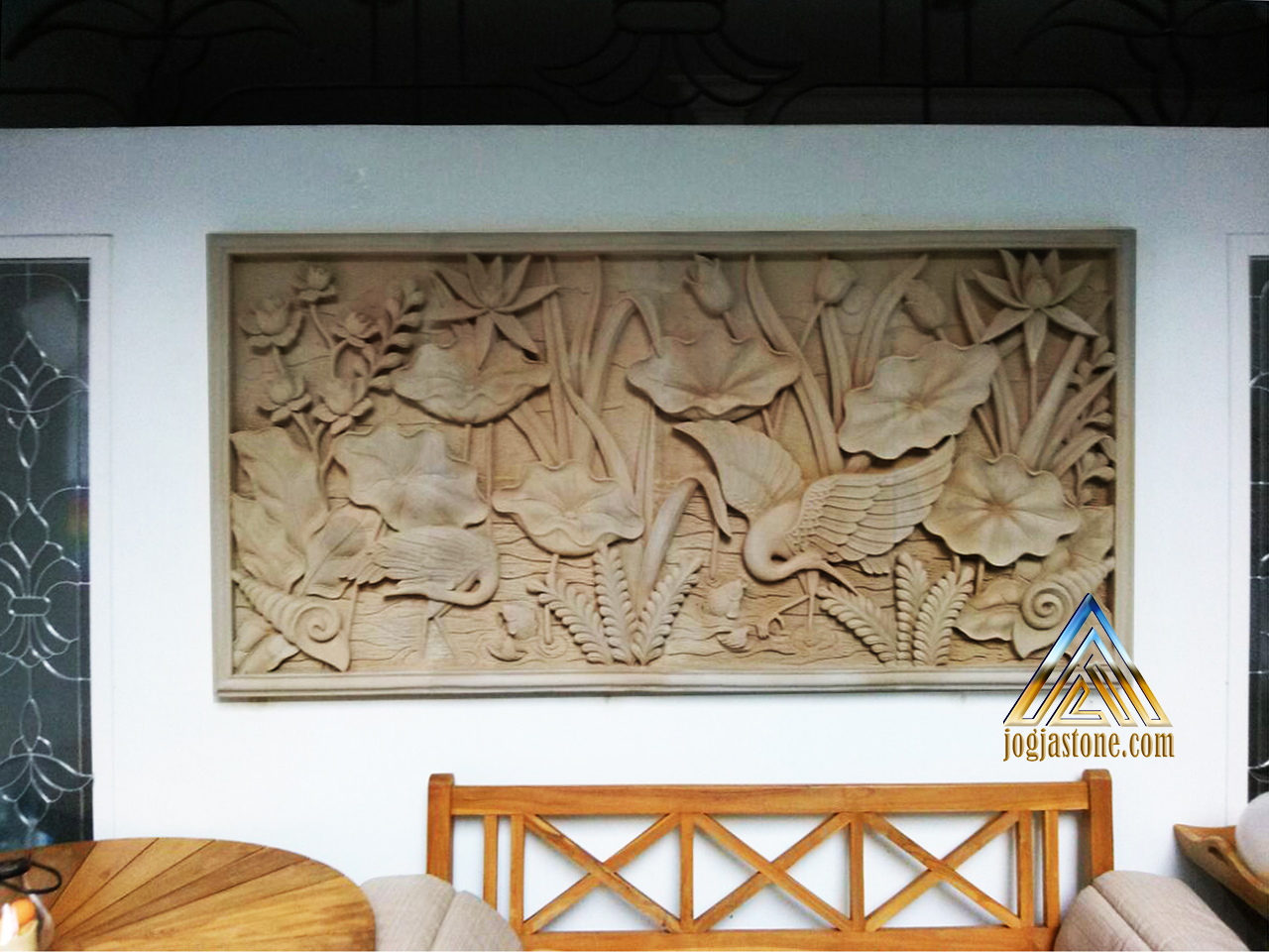 Relief gambar burung bangau dan bunga lotus