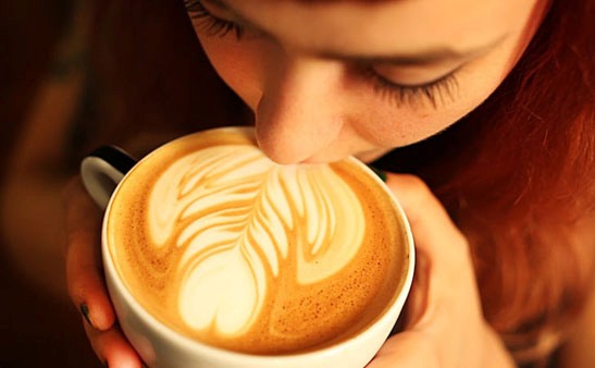 EL PRIMER CAFÈ FELLATIO D'EUROPA A SUÏSSA, CAFÈ I CHURRUPAICA | COLLONADES