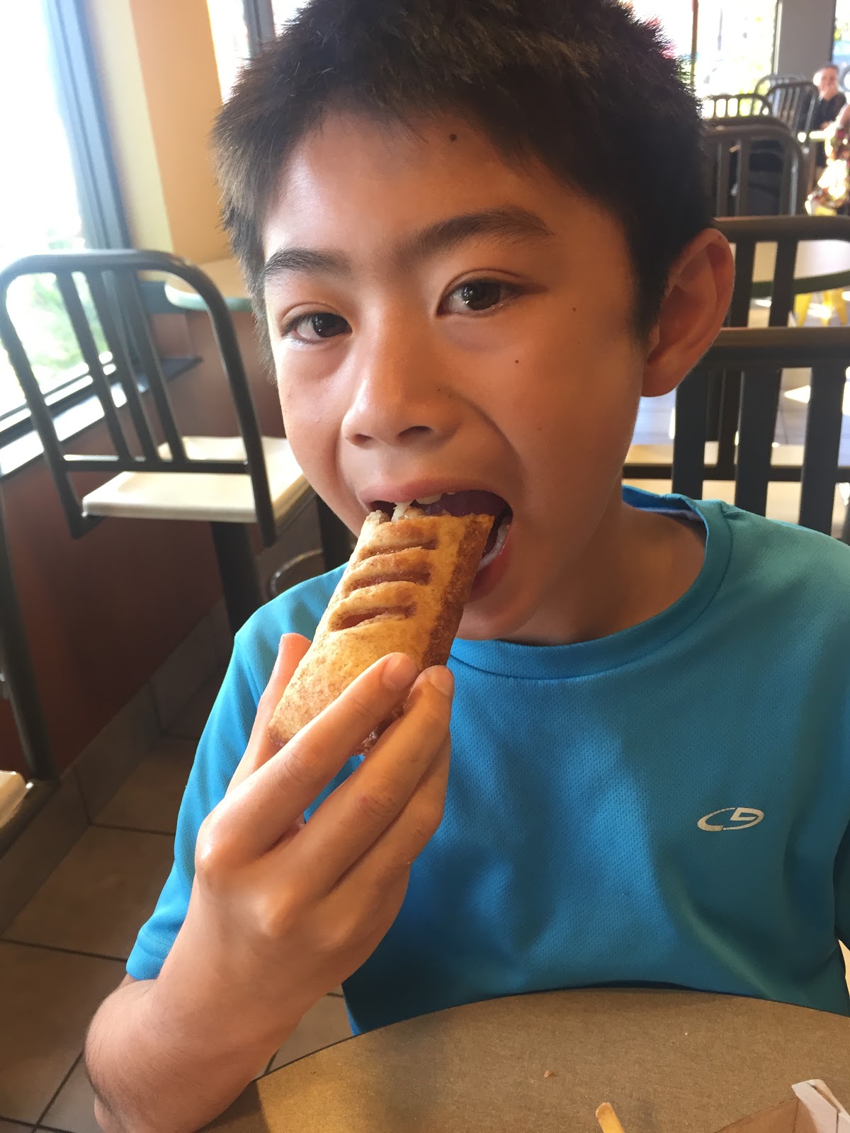 Ethan & Jaden - Life & Experiences: Ethan's first burger!!