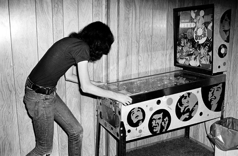 20 Candid Vintage Photographs of Rock Stars Playing Pinball ~ Vintage ...