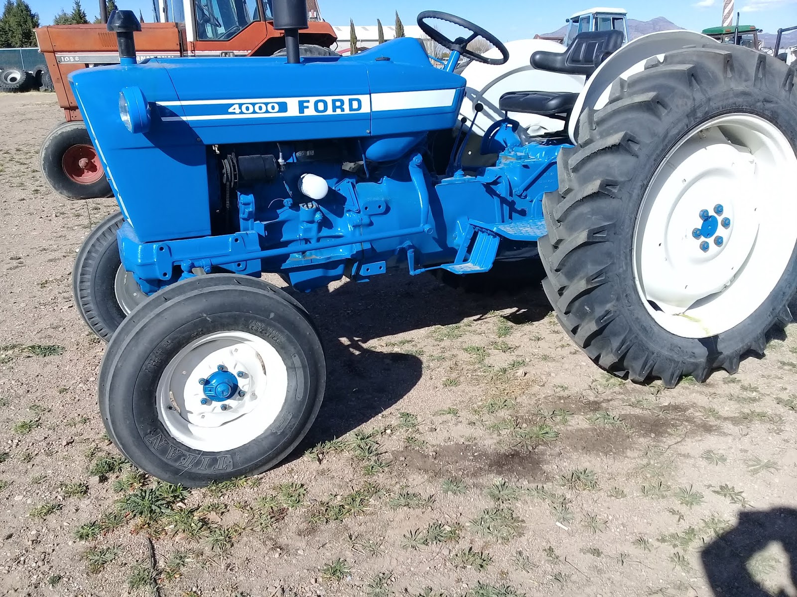 MAQUINARIA AGRICOLA INDUSTRIAL: Tractor Ford 4000 Huertero $8,200 Dlls