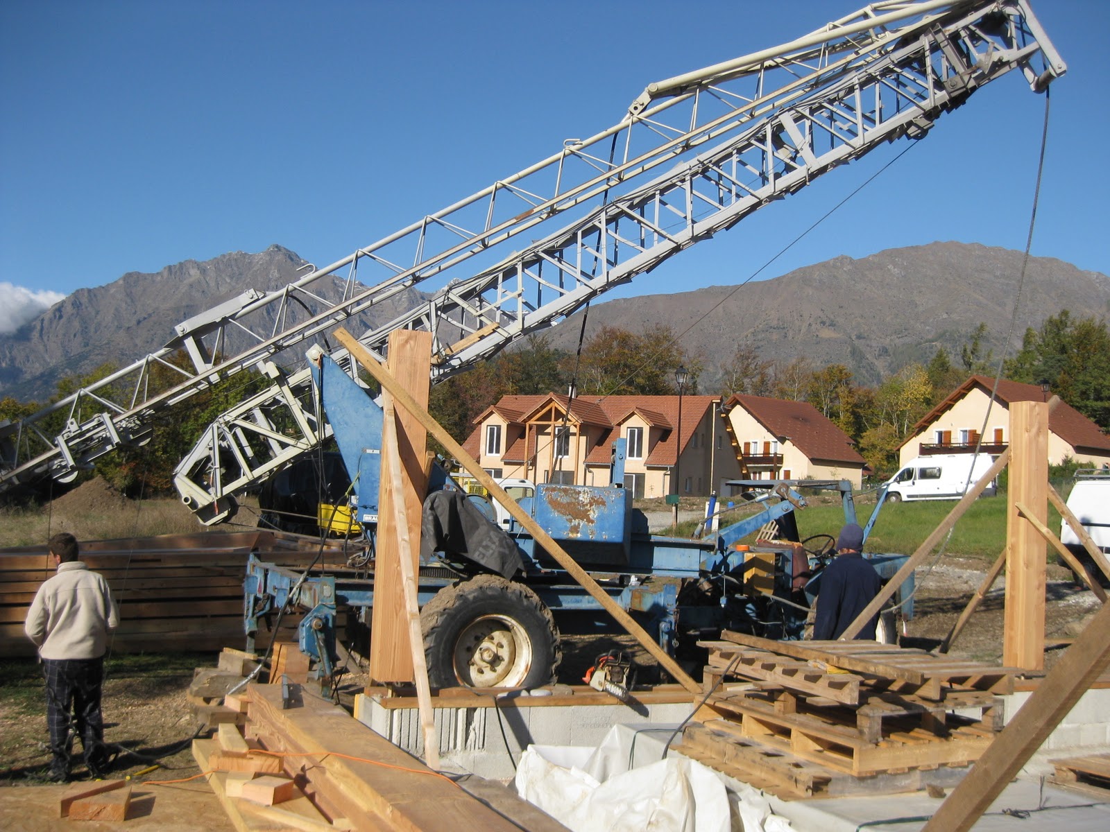 Maison de paille en Champsaur: installation de la grue