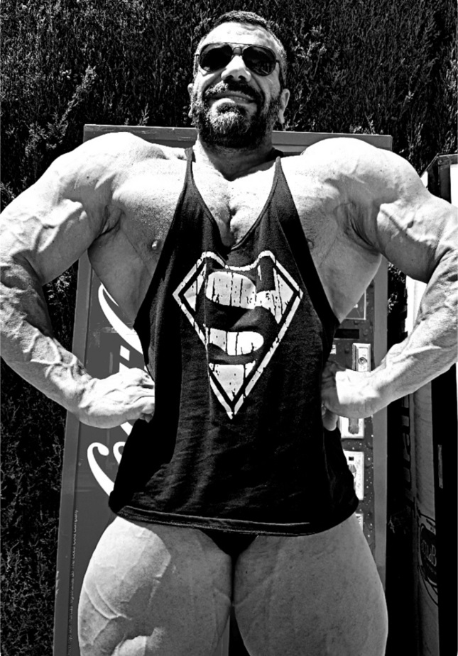 Muscle Lover: Spanish master bodybuilder Toni Lloret