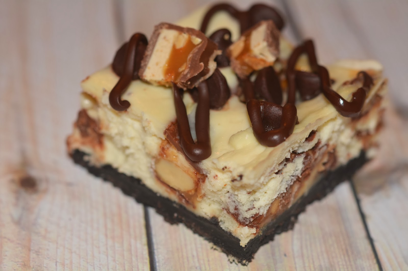 SNICKERS CHEESECAKE BARS ON AN OREO CRUST - Hugs and Cookies XOXO