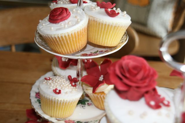 Vintage and Cake: Ruby and pearl cupcakes