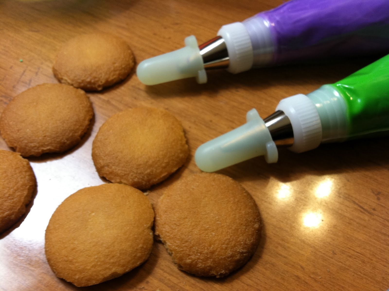 The Iced Queen: Royal Icing Rosebuds