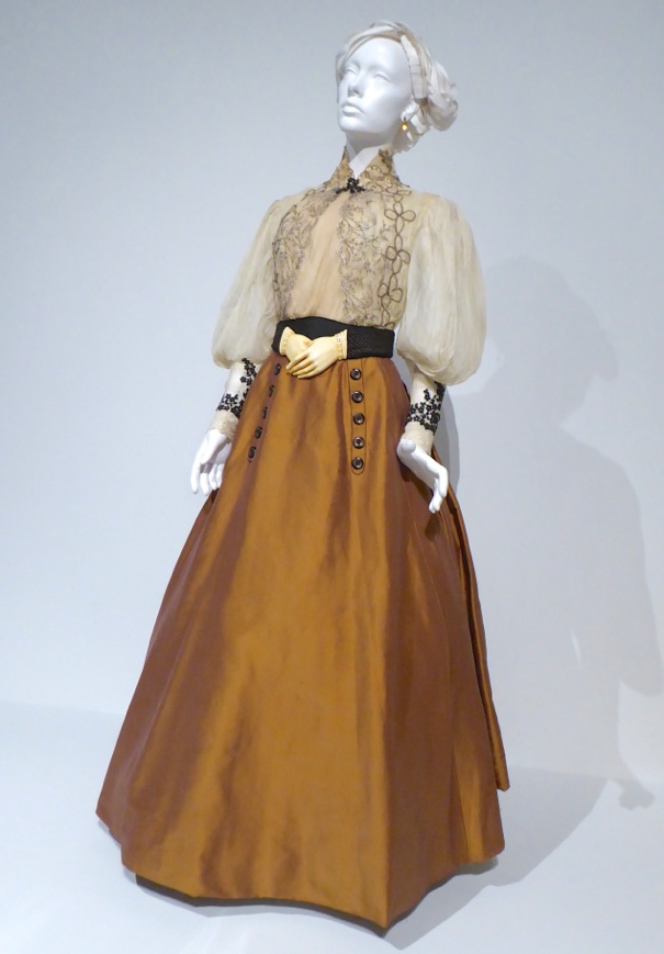 Hollywood Movie Costumes and Props: Crimson Peak's gothic romantic film ...