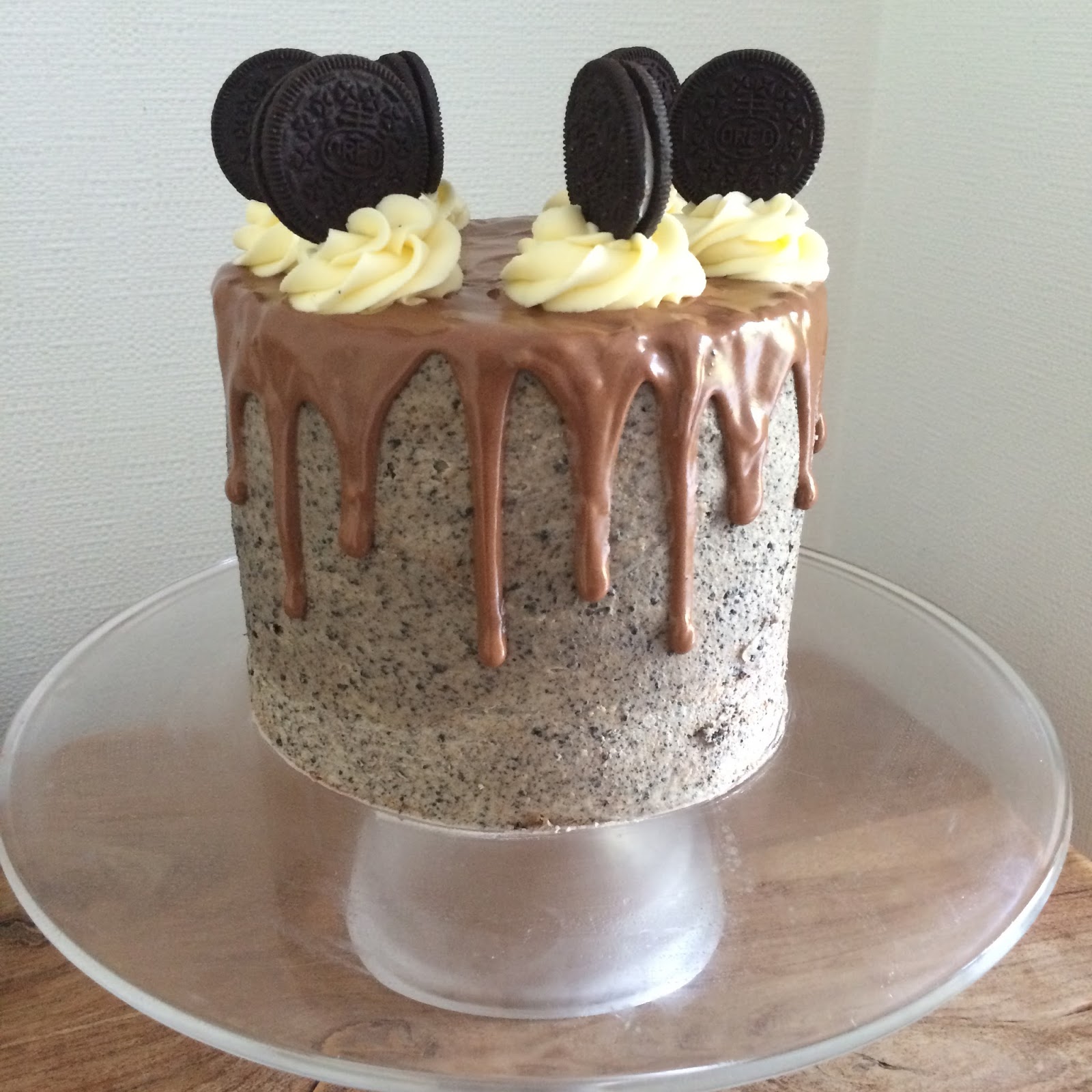 Short & Sweet: Oreo Chocolate dripping cake