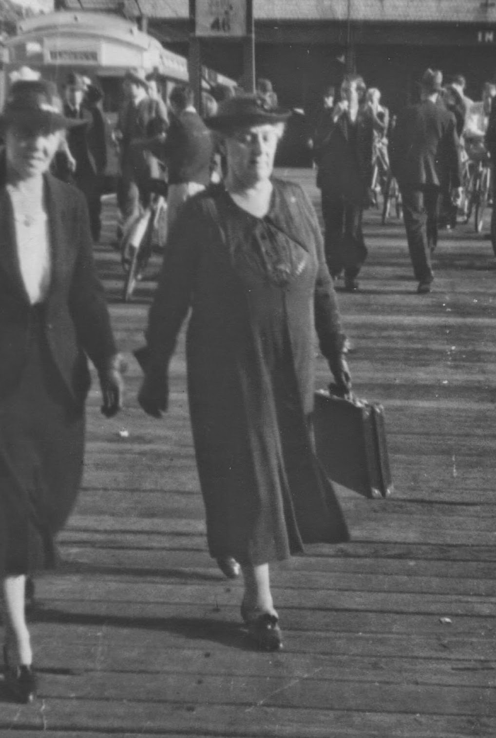 Olney Family Archives: Doris Moss and her extended family