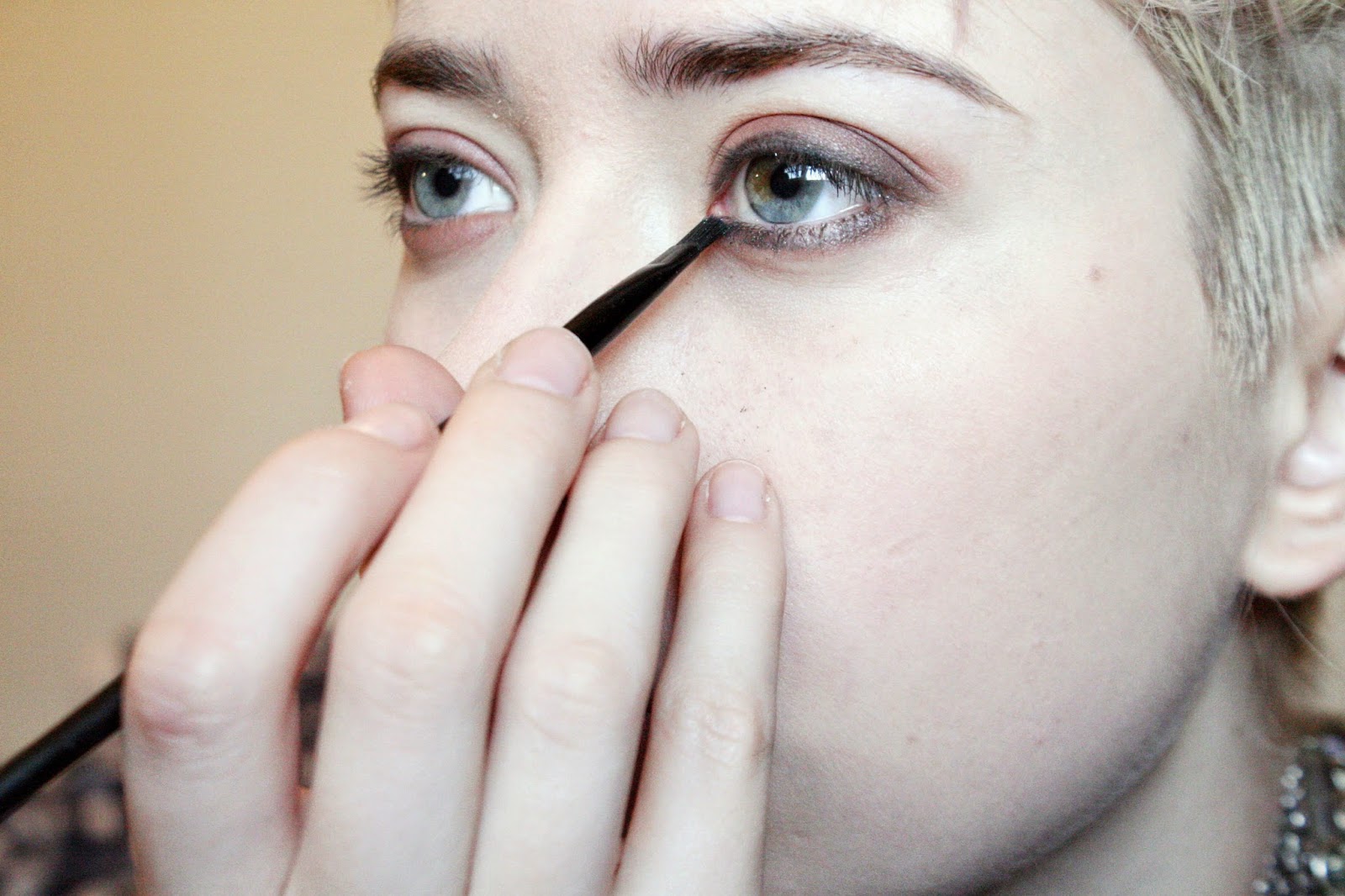 punk-puke: Dark Brows Dark Eyes Dark Lips Makeup Tutorial