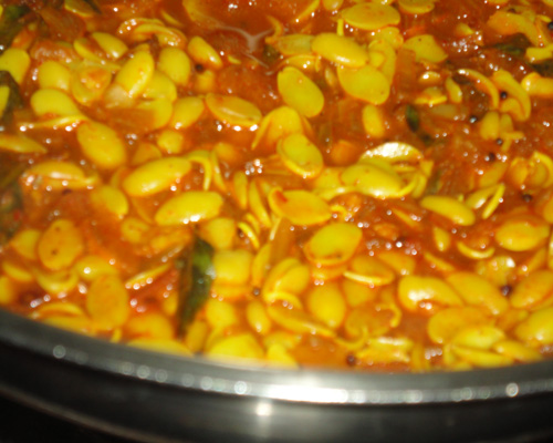 Vidyas Veg Recipes: Kadve vaalachi usal - Sprouted bitter beans sabzi