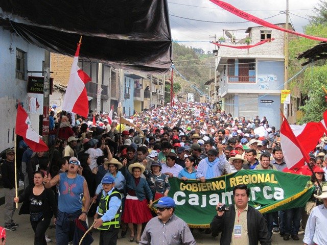 BLOG PARA MAESTROS Y ESTUDIANTES: Un mar humano protesta contra Conga ...