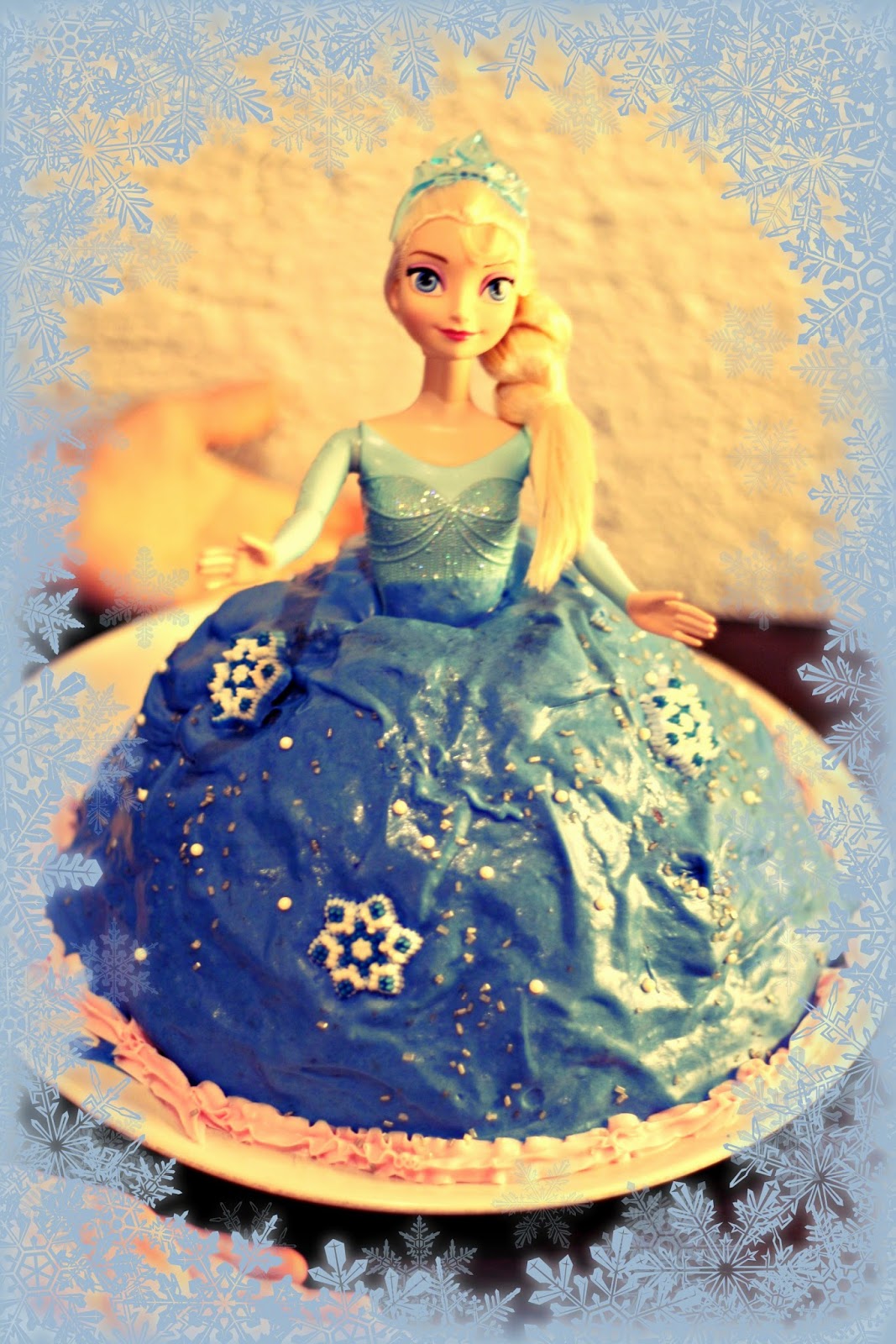 We Three Mothers: A Frozen Queen Elsa Birthday Cake Tutorial (sort of)