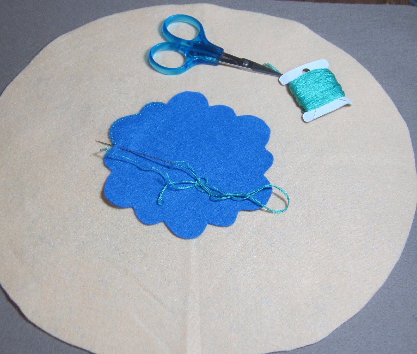 The House on the Side of the Hill: A Free Pattern - Fiona's Candle-mat