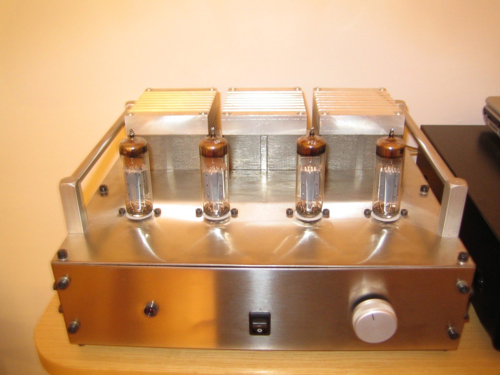 IN3RAY - Radio Amateur Station: 2 X 10 W - Push-Pull - tube amplifier with ECL 82 (6BM8)