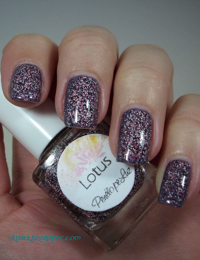 Did someone say nail polish?: Penélope's Lotus with Zoya's Lotus