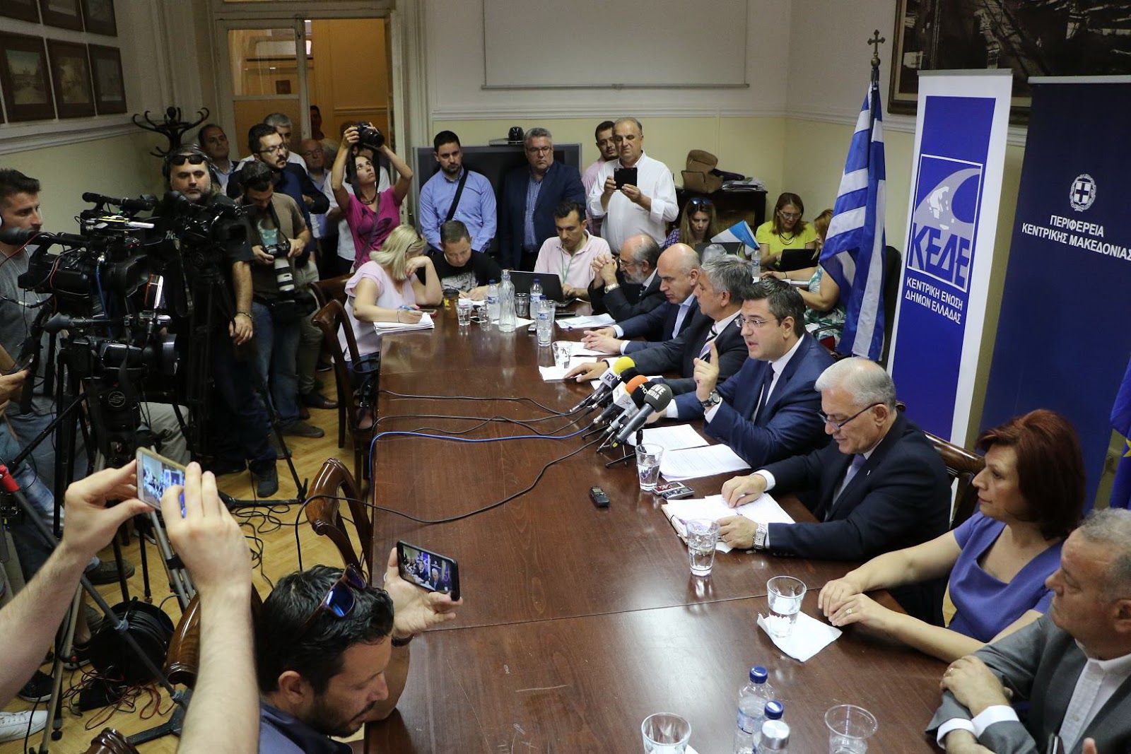 ΛΕΥΤΕΡΙΑ: Α. ΤΖΙΤΖΙΚΩΣΤΑΣ: «Η ΑΥΤΟΔΙΟΙΚΗΣΗ ΒΓΑΙΝΕΙ ΜΠΡΟΣΤΑ ΓΙΑ ΝΑ ΜΗΝ ...