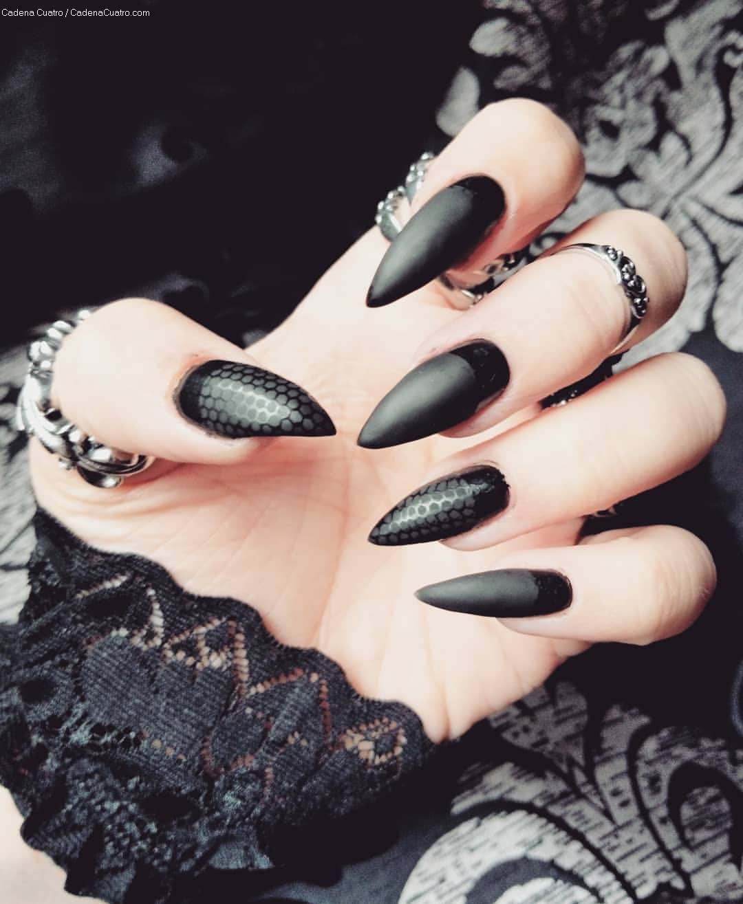 Embajada 110: La moda de "la uña larga"