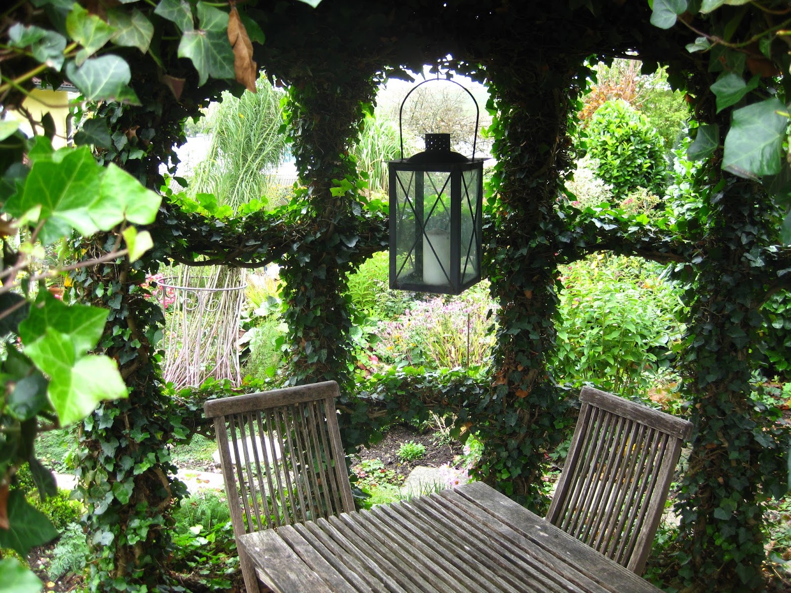 Unser Gartenpavillon mit Efeu