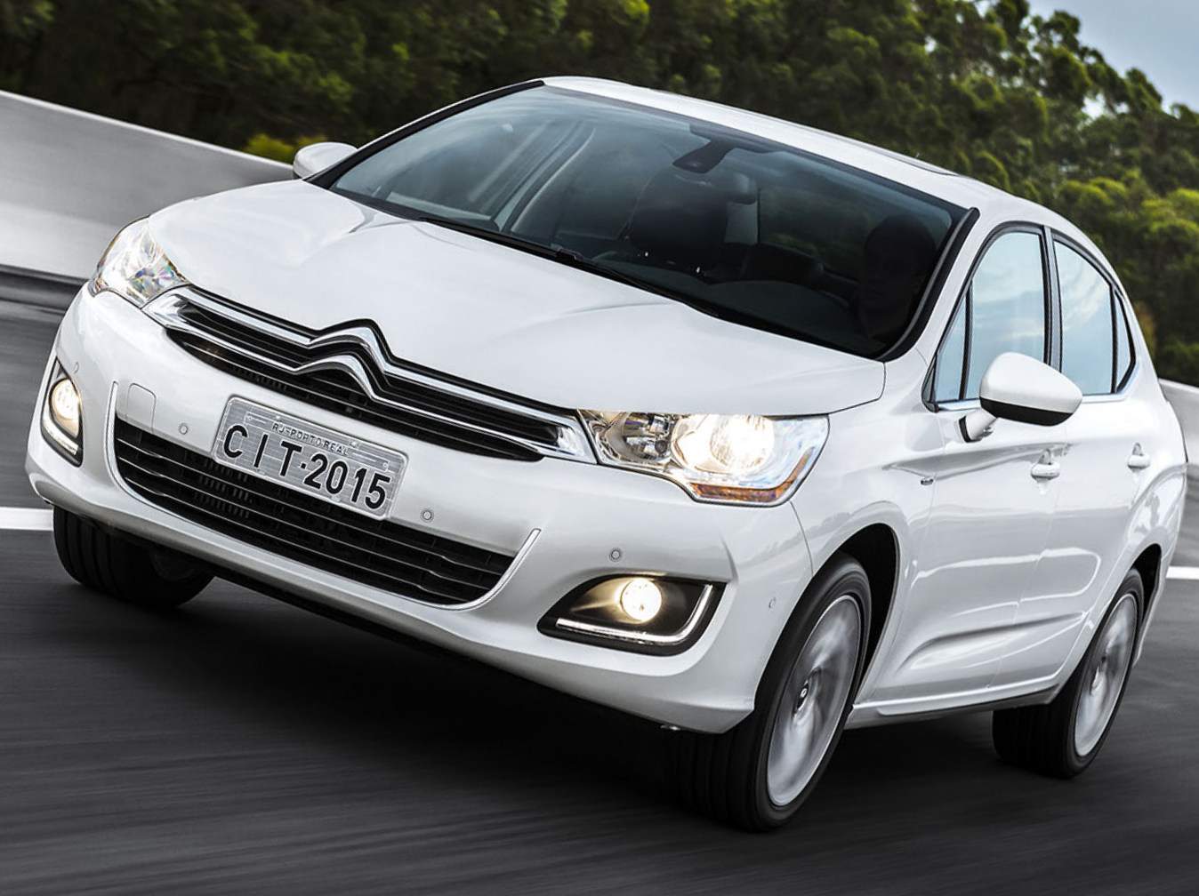 Citroën C4 Lounge 2017 traz motor turbo em todas versões