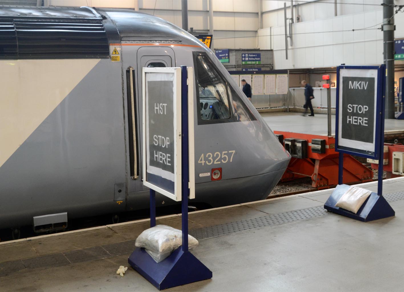 Railway Eye - the railway blog: Pointless signs - Leeds City Station