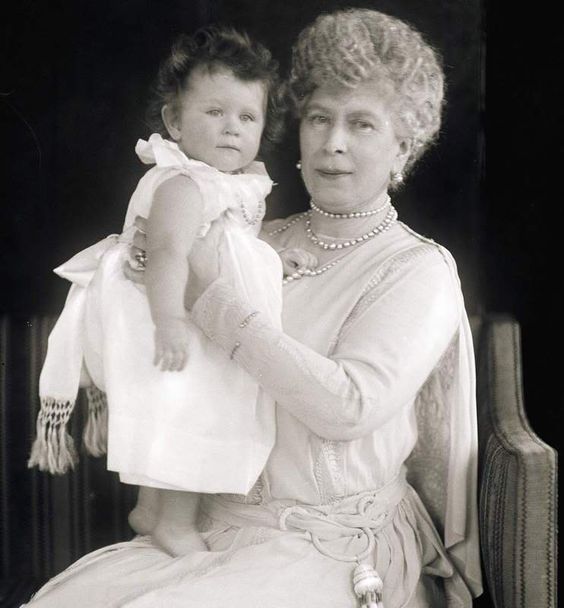 These Cute Photos of a Young Queen Elizabeth II Will Make You Realize ...