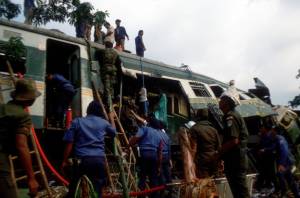 TRAGEDI BINTARO : TRAGEDI BINTARO foto BY EDY SAMBER NYOWO