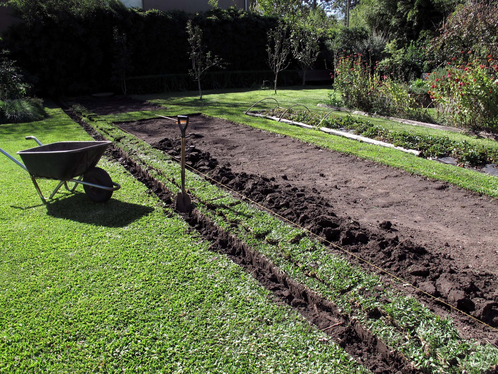En el jardin: nuevo cantero en construcción