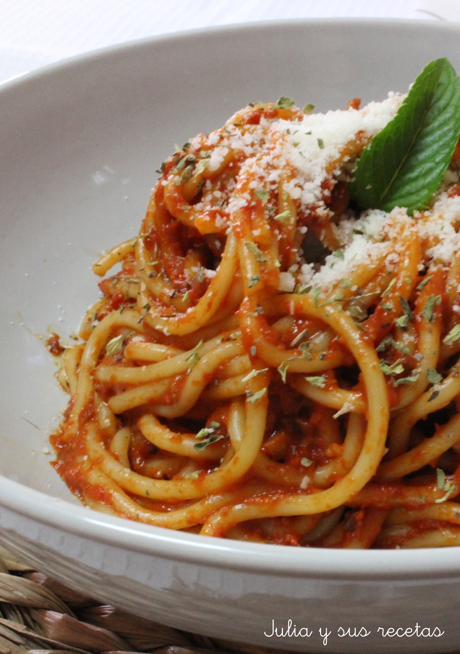 JULIA Y SUS RECETAS: Espaguetis en salsa de pimientos rojos