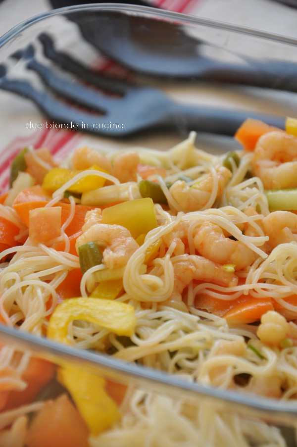 Due bionde in cucina: Insalata di noodles di riso con gamberetti