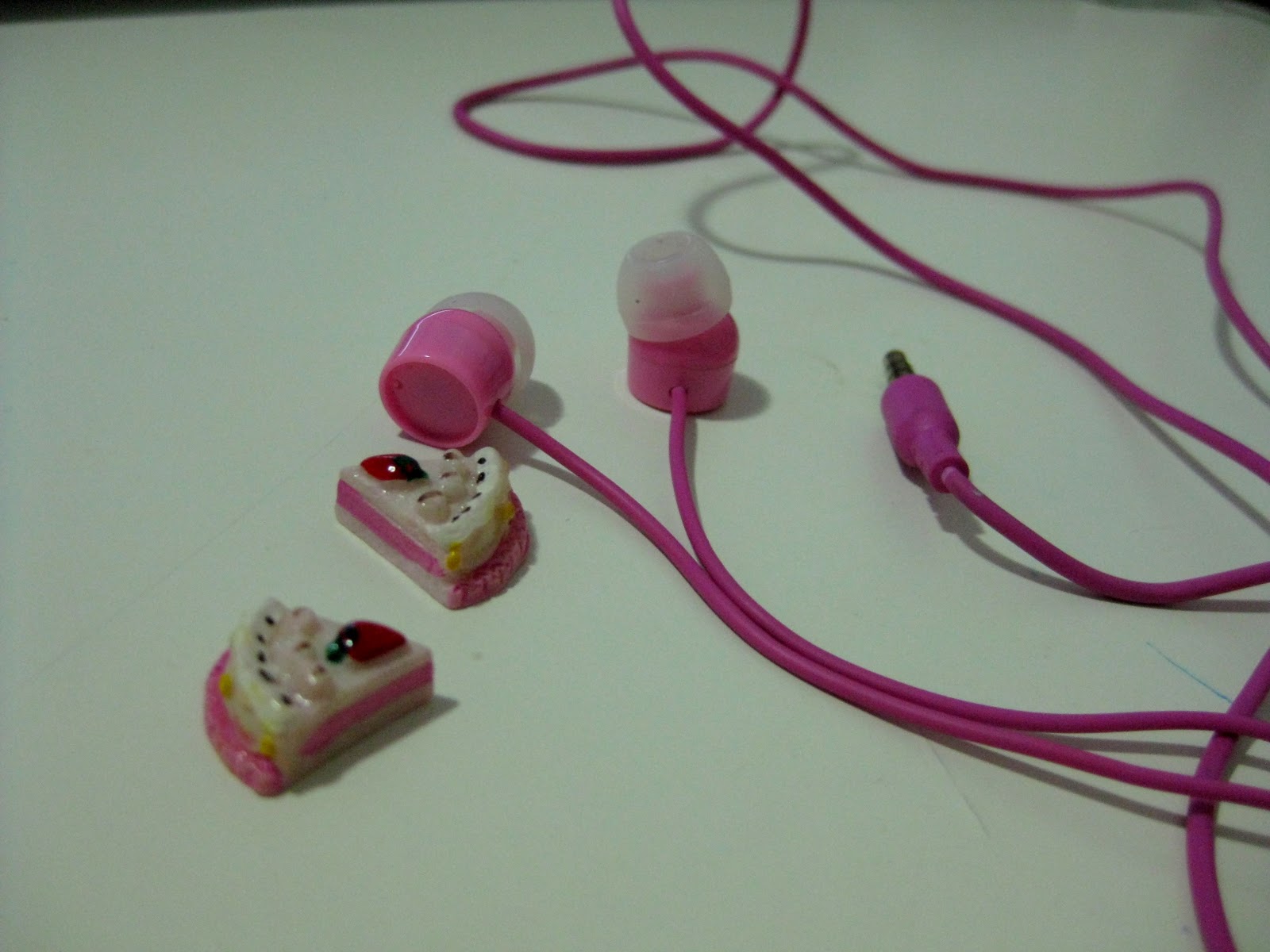 because she started knitting: DIY: Cutest earphones in the world