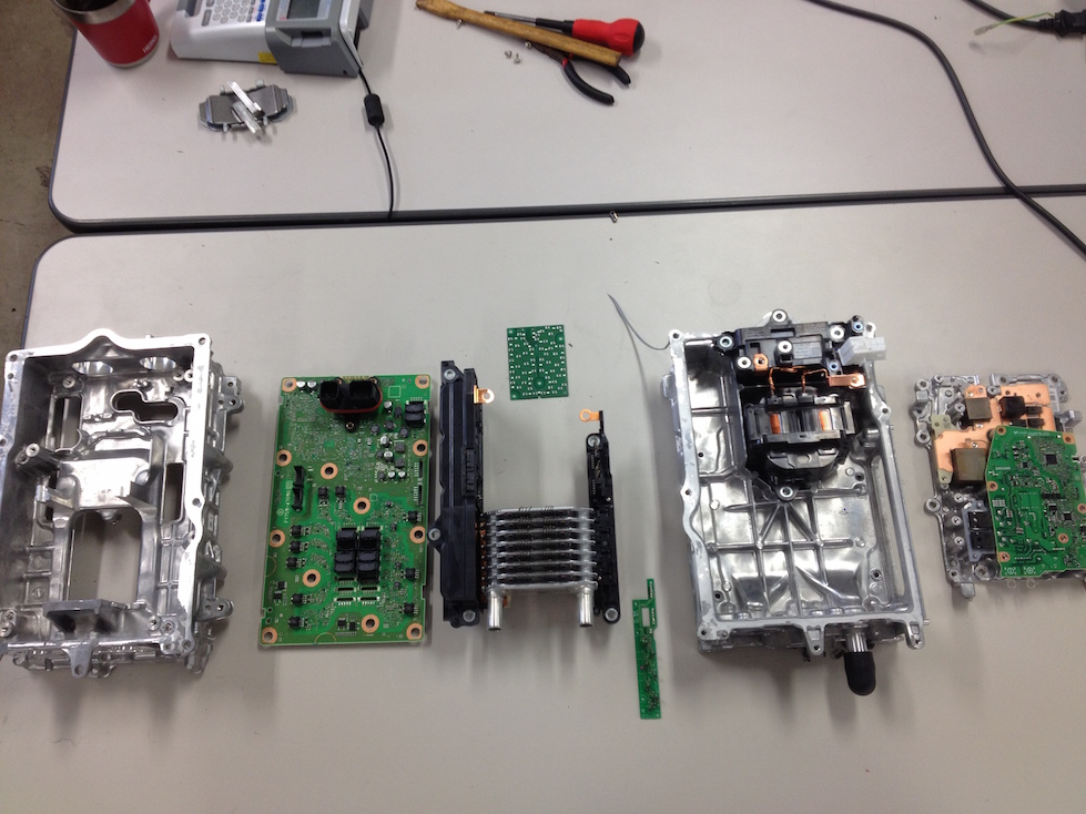 島根大学パワエレ研究室ニュース: 4代目プリウス用PCU分解中