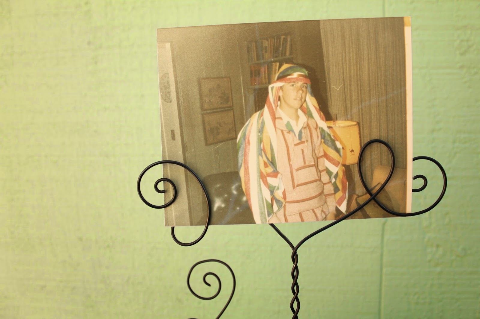 DIY: Wire Photo Stands