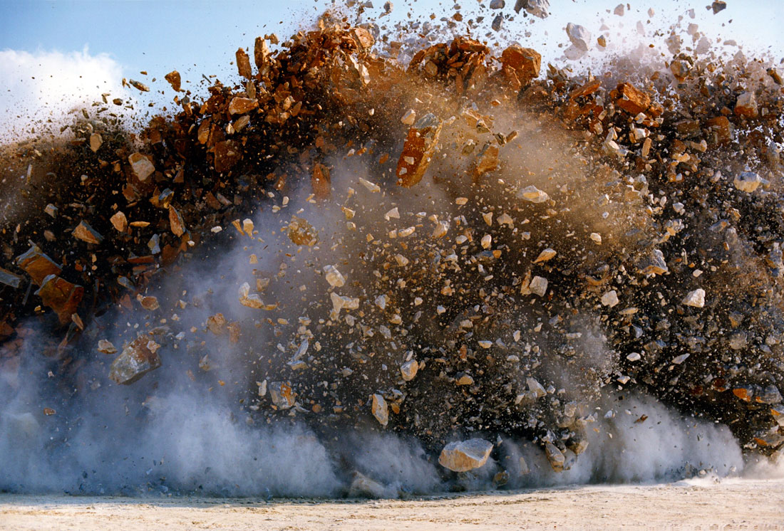 1000 photographers: la tierra explotando según Naoya Hatakeyama (670)