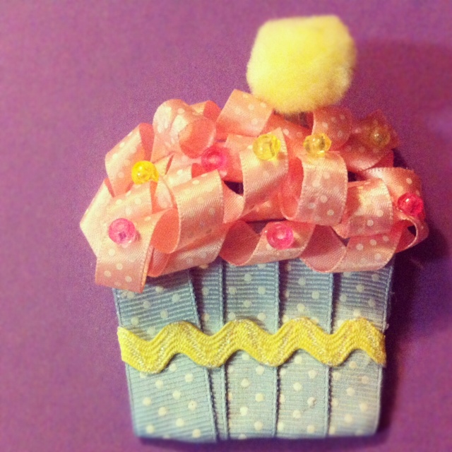 Mama-Made Monday: Cute & Curly Cupcake Bow | Shipwrecked on Fabulous Island