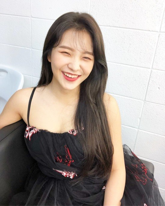Yeri smiles brightly in new SNS pictures