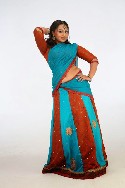 Samvrutha Sunil Latest Hot Navel Show Stills in Saree - Hot Blog Photos