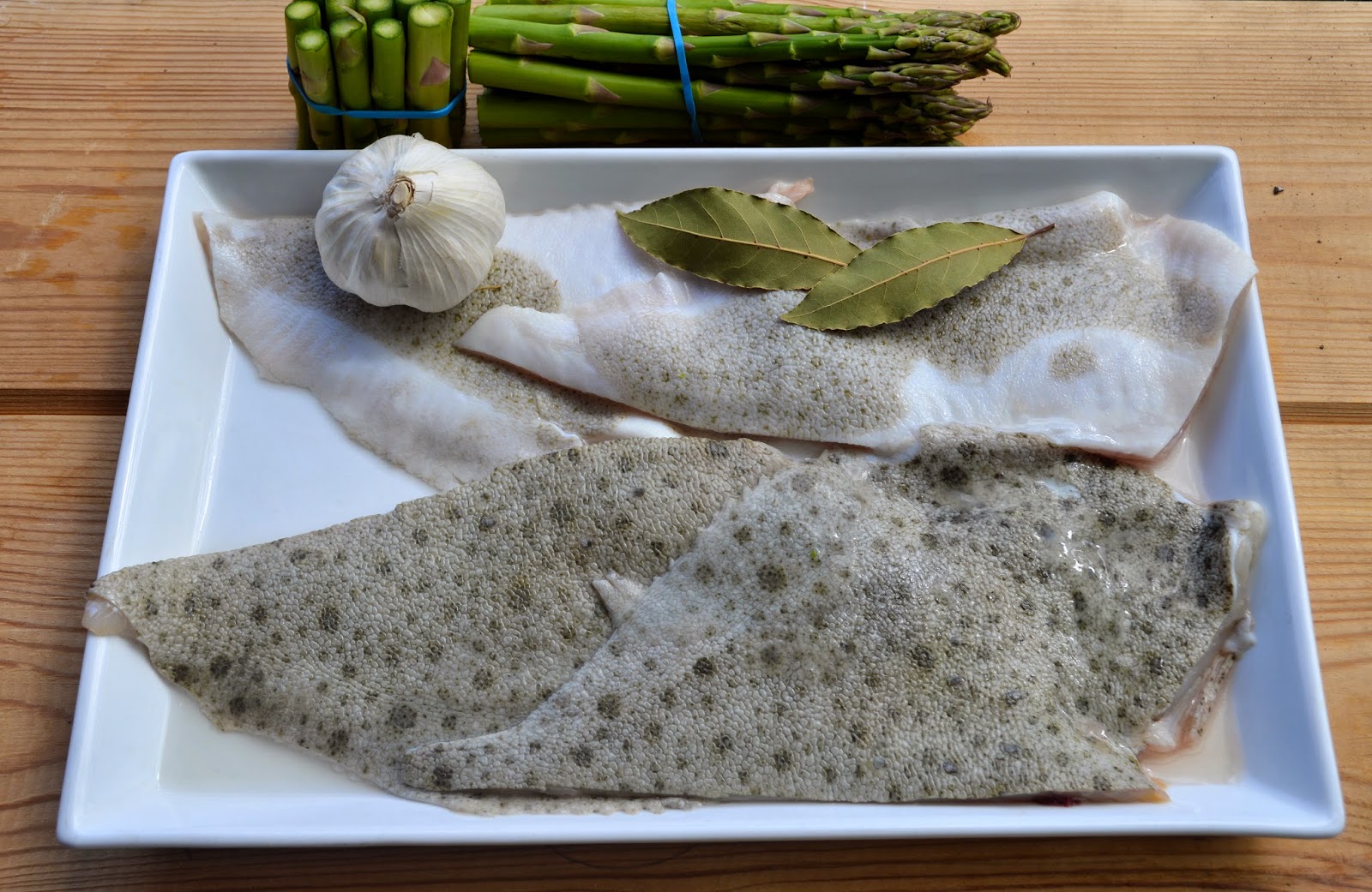 LA COCINA PLURAL: RODABALLO EN LECHE INFUSIONADA, ESPARRÁGOS Y HOLANDESA