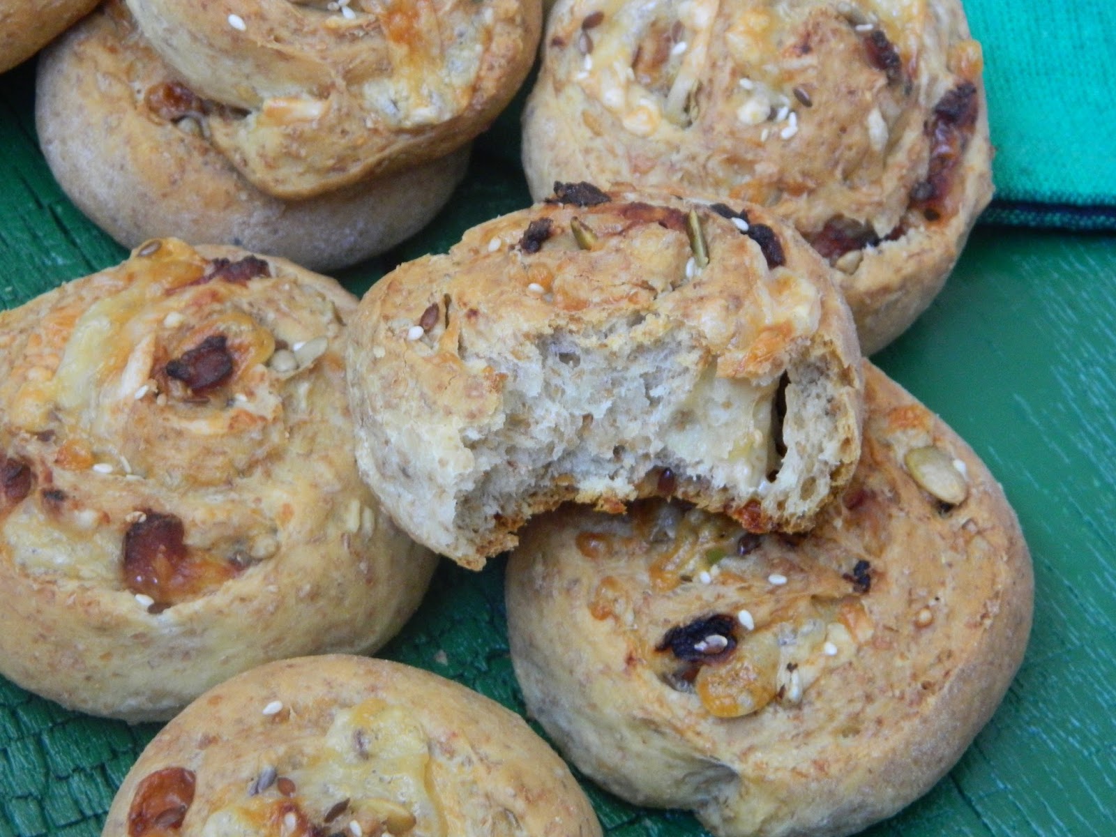 Weekend Passion: Rulouri cu cascaval, bacon si amestec de seminte