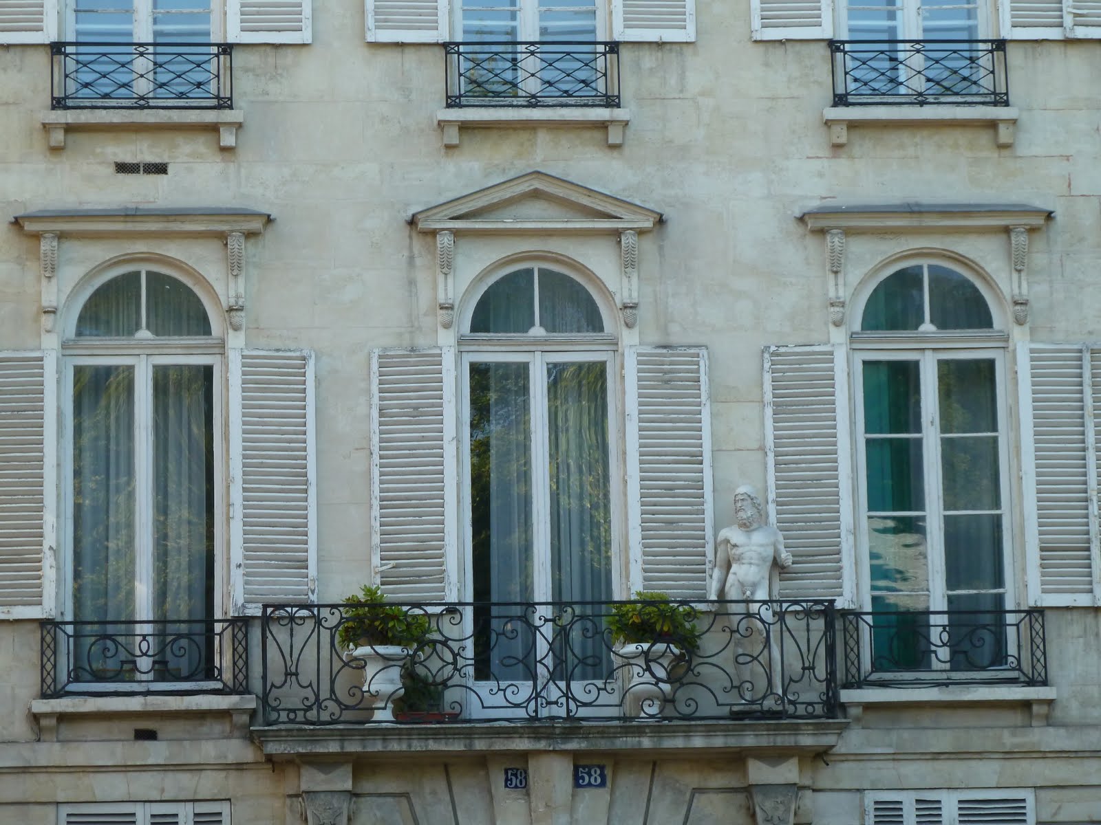 P. P. le Moqueur: et en prime, le plus beau balcon de la rue de ...