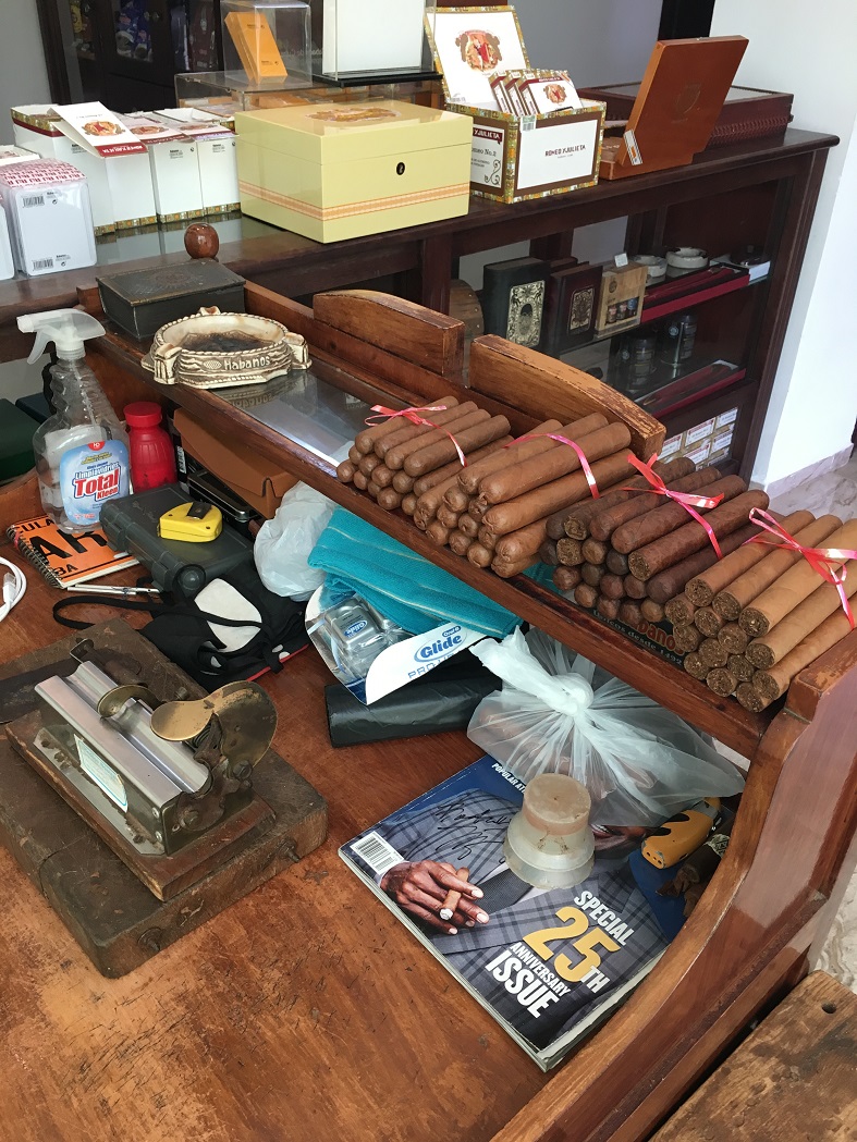Cuban Cigars, Culture & Lifestyle: Hotel Comodoro Cigar Shop (Casa del ...