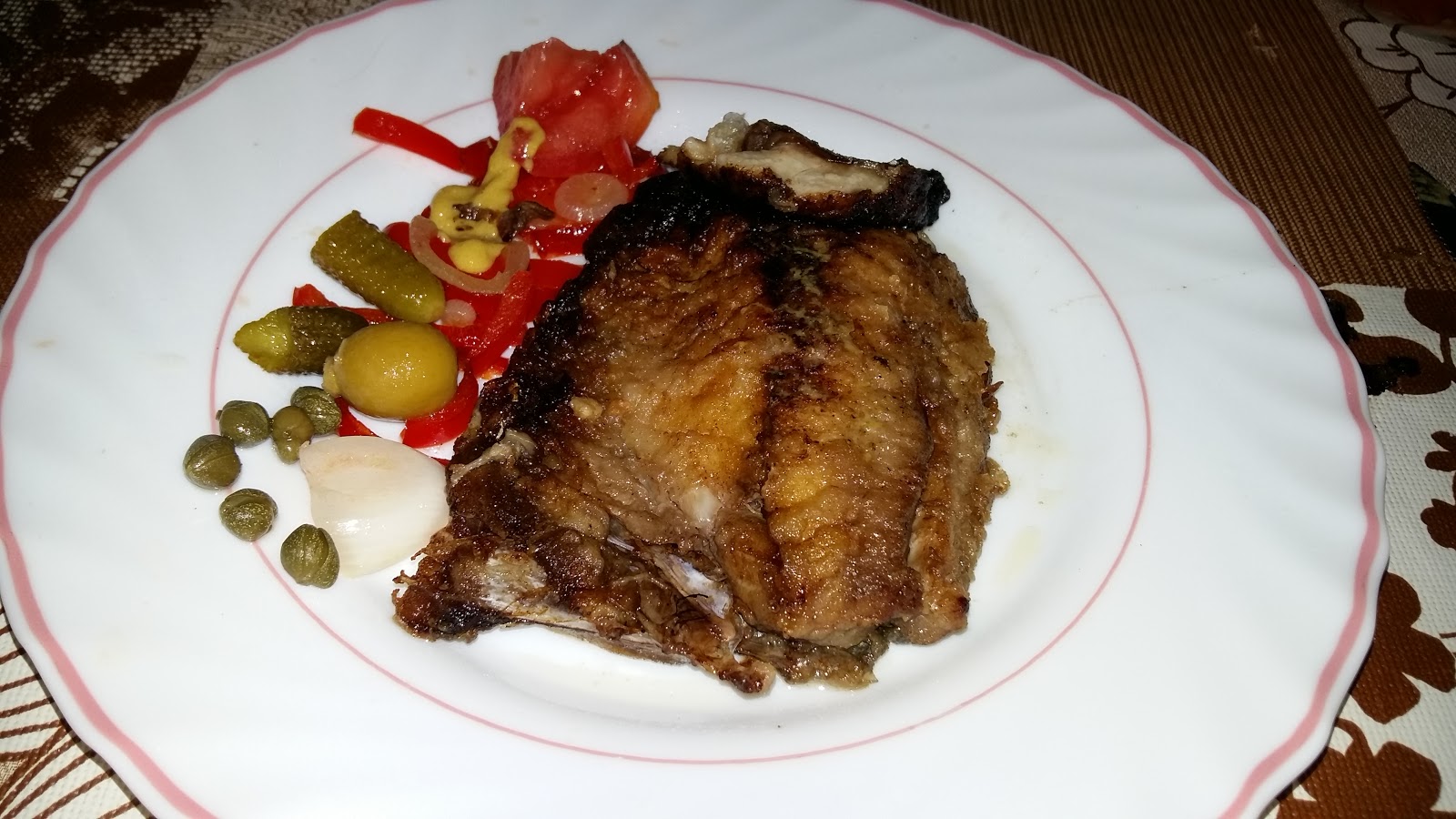 CHICHARRO (JUREL) FRITO ALIÑADO CON HORTALIZAS, ACEITUNAS, ALCAPARRAS Y ...