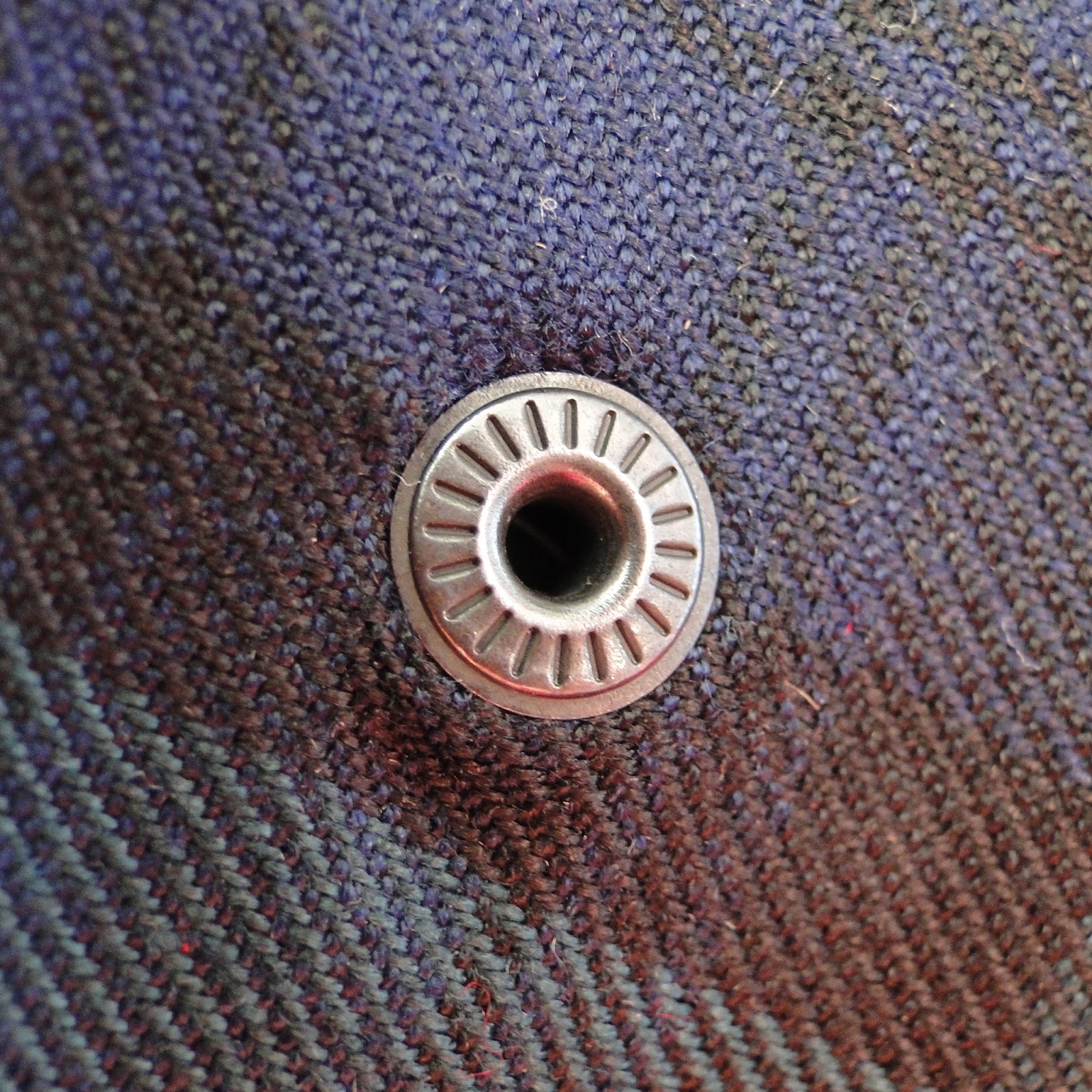 Looks Like I Made It: Inserting Poppers/Snaps Tutorial