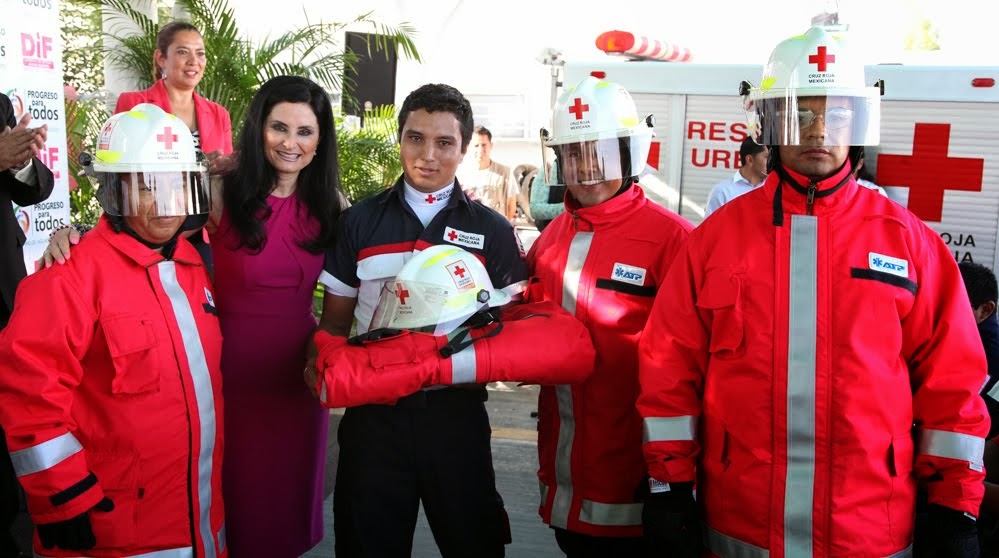 Blanca Rivera Rio entrega equipo de rescate urbano a la Cruz Roja ...