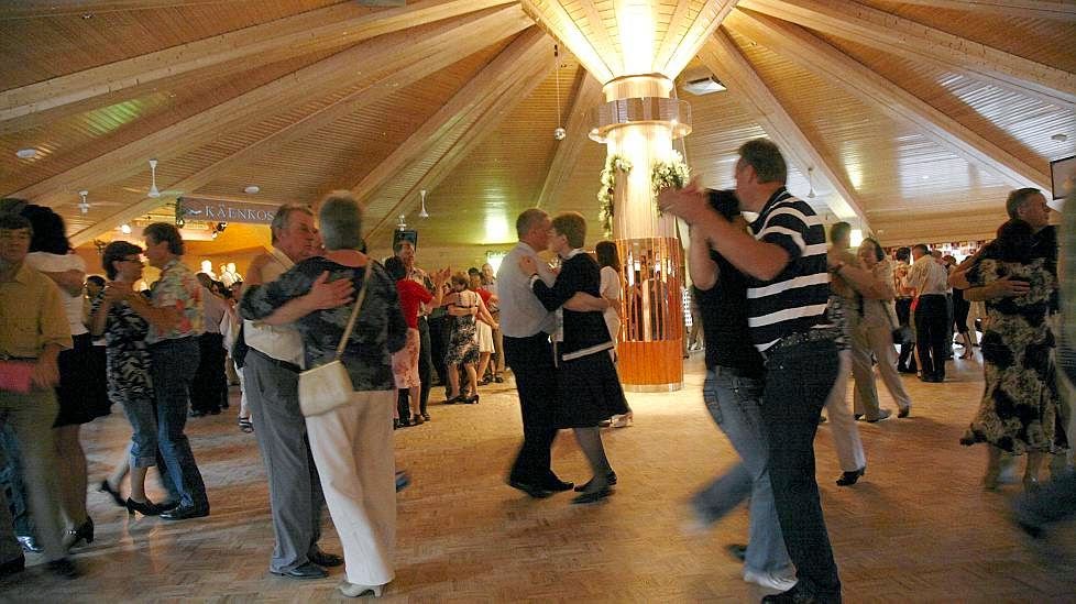 Maarakennus koneita.: Tanssilava / Lavatanssit