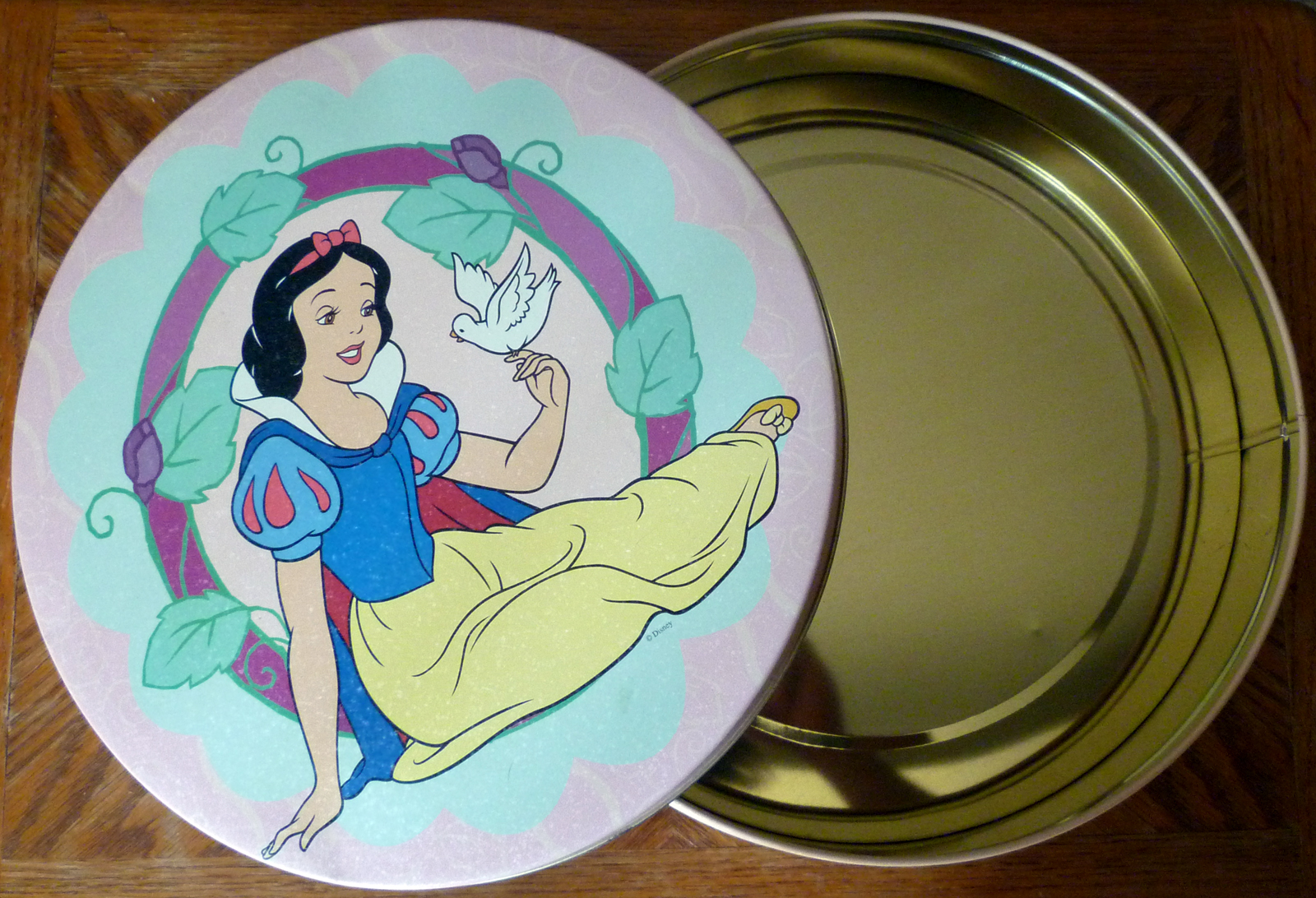Filmic Light - Snow White Archive: Large Round Snow White Tin