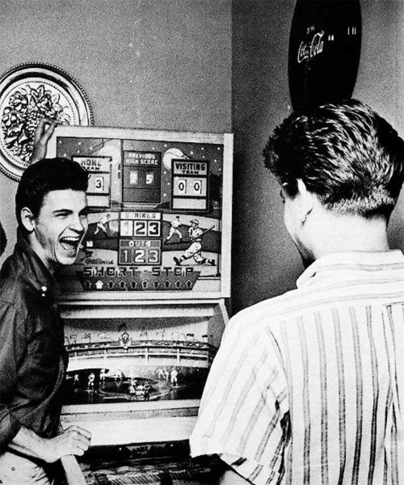 20 Candid Vintage Photographs of Rock Stars Playing Pinball ~ vintage ...