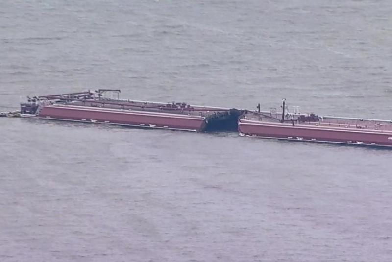 Petroliera si scontra con chiatte cariche di petrolio: 9000 barili di ...