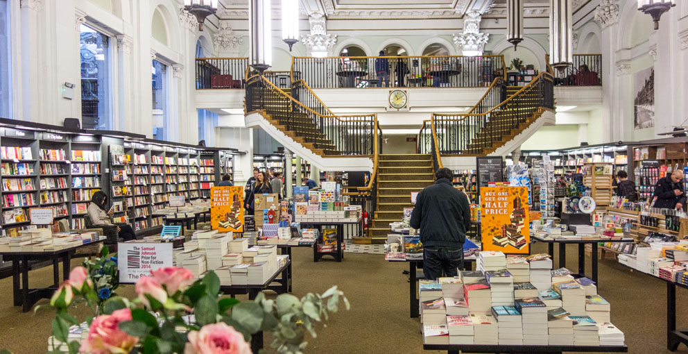 Espacios Plurales: Una librería con flores, crea ciudad